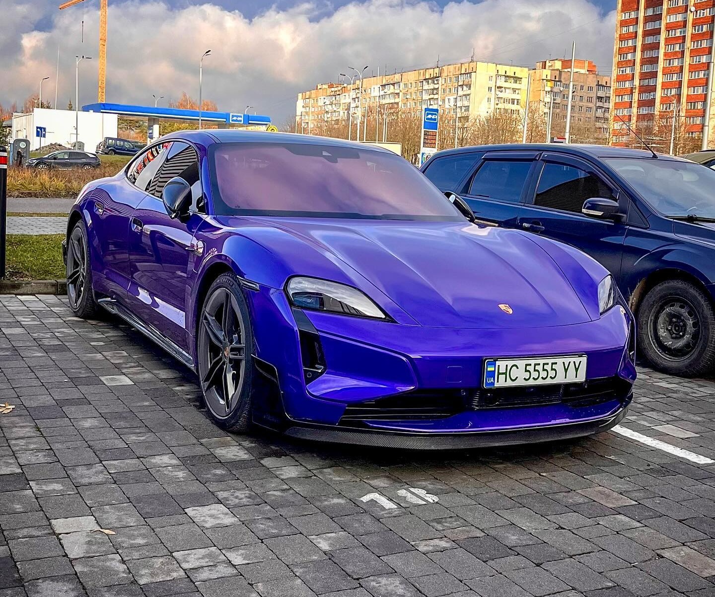 В Україні з'явився новітній 1000-сильний електромобіль Porsche за 9 ...