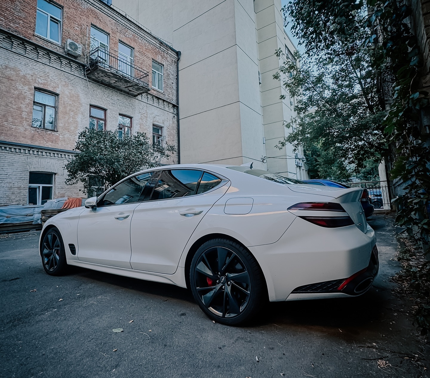 Седан Genesis G70 на 370 сил сфотографировали в Киеве — фото