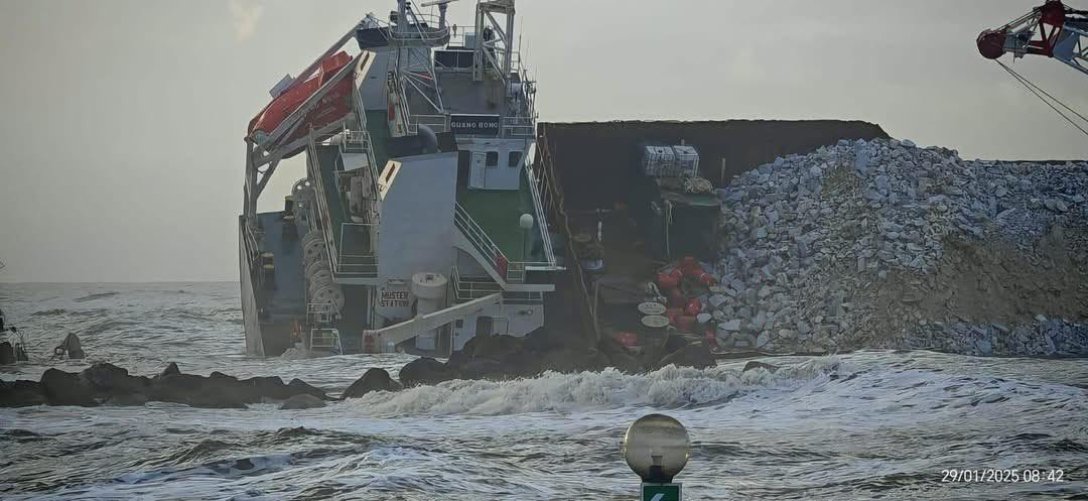 Шторм в Италии - Судно Guang Rong село на мель