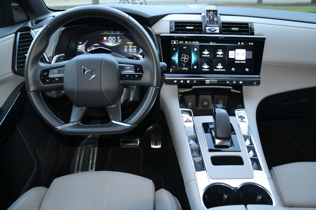 Тест DS7 2024 — чим цікавий оригінальний 300-сильний кросовер преміумкласу