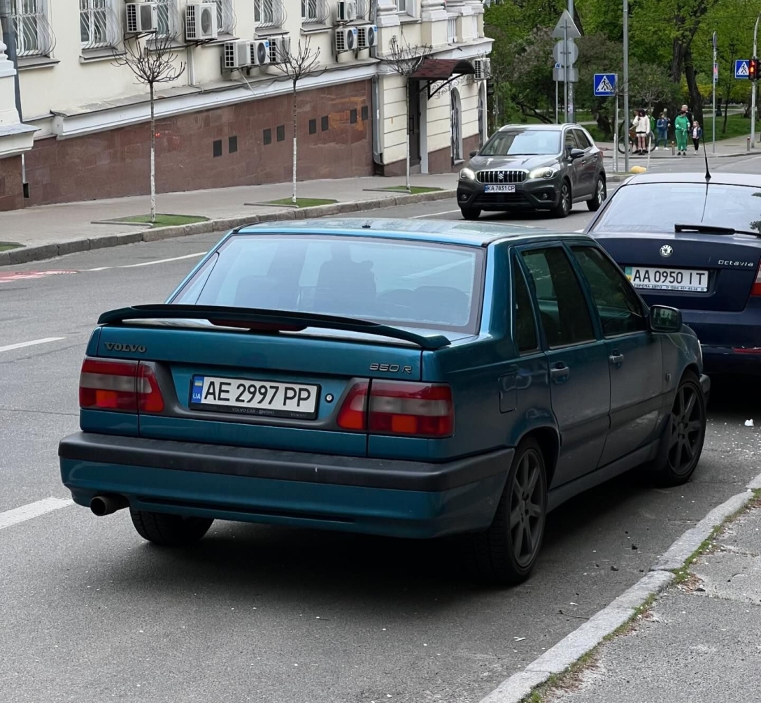 Volvo 850 R 1997 года сфотографировали в Киеве