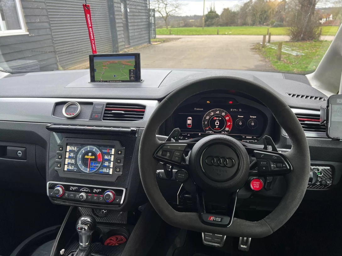 Фургон Volkswagen Caddy превратили в сверхмощный спорткар (фото)