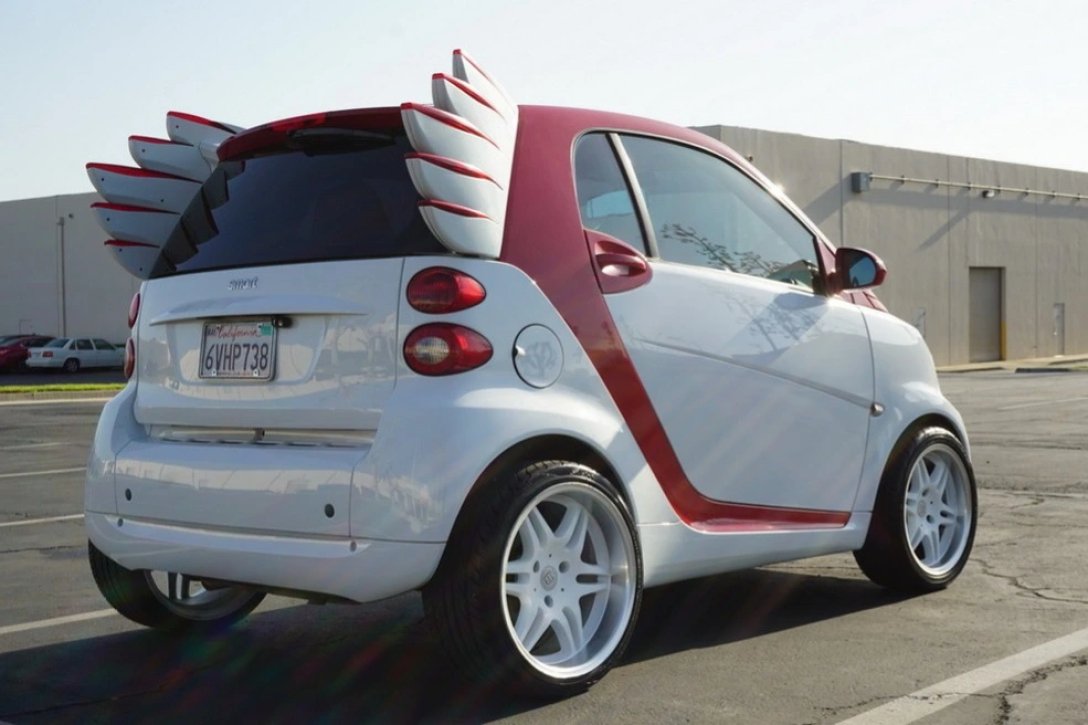 На аукціон виставили один із десяти ексклюзивних «крилатих» Smart Fortwo