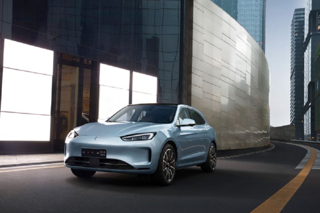 Инновационная мультимедиа и 496 сил: рассекречен первый электромобиль от Huawei (фото)