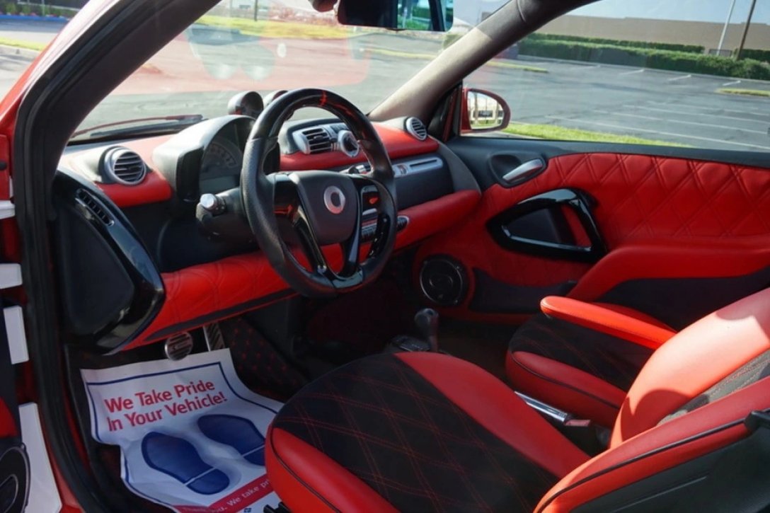 На аукціон виставили один із десяти ексклюзивних «крилатих» Smart Fortwo