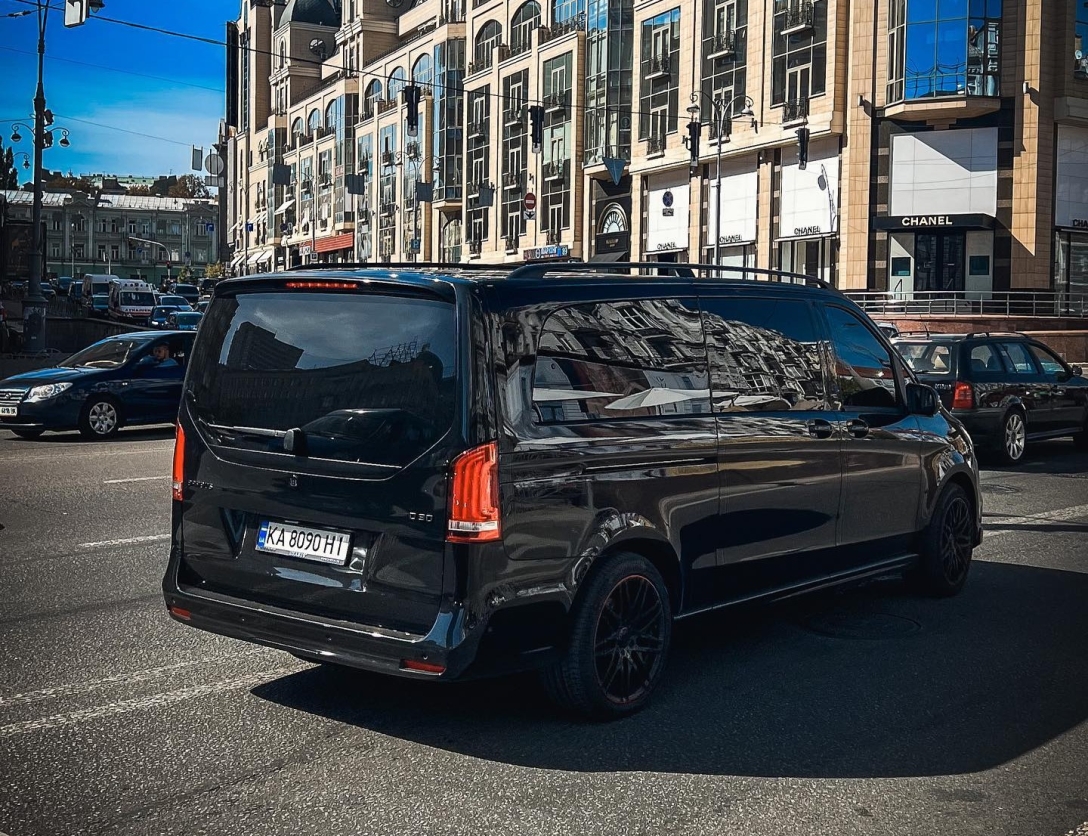 Дорогий Mercedes V-Class Brabus сфотографували в Києві