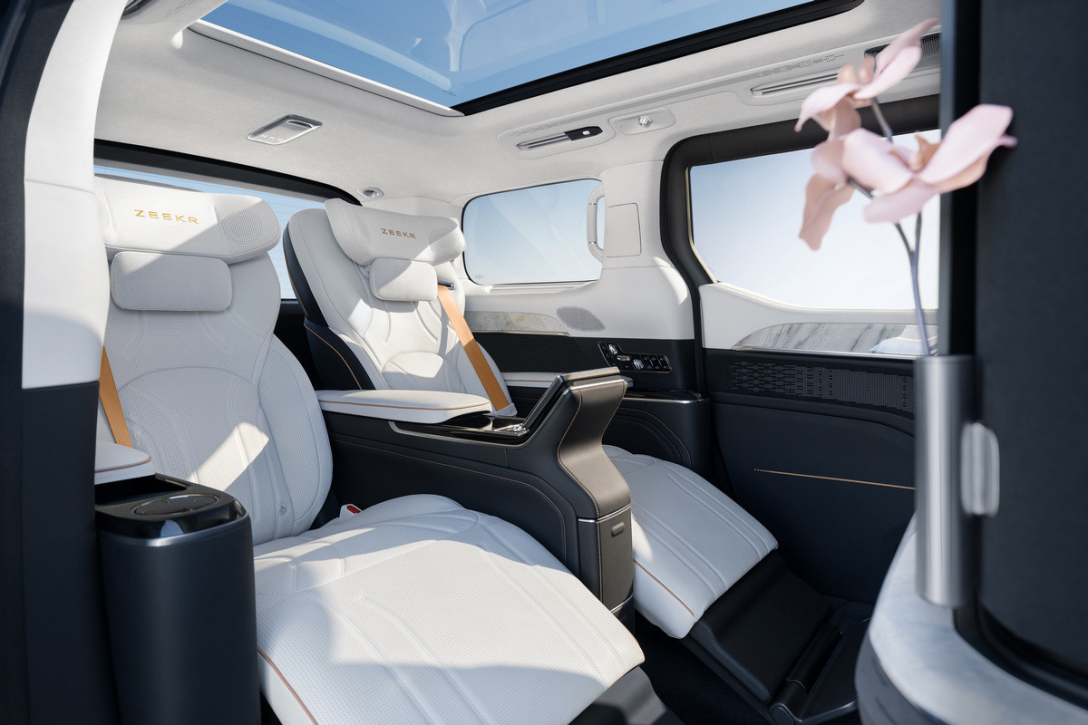 Электровен Zeekr 009 с телевизором в салоне представлен