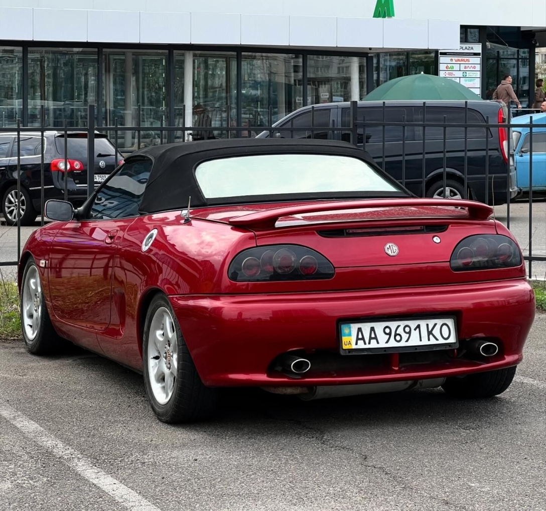 Кабріолет MG F сфотографували в Києві