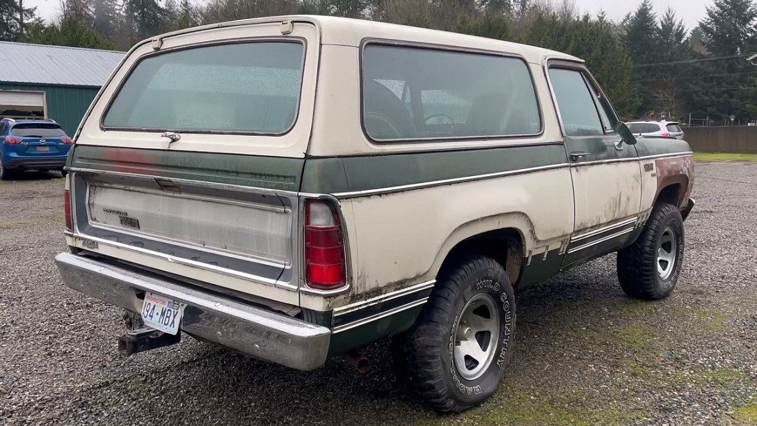 Позашляховик Plymouth Trail Duster стояв покинутим із 2007 року та завівся