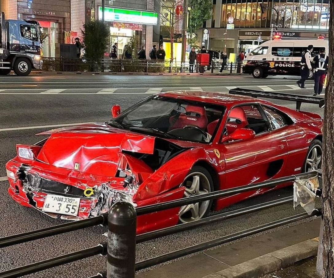 Суперкар Ferrari і новенький Maybach потрапили в ДТП