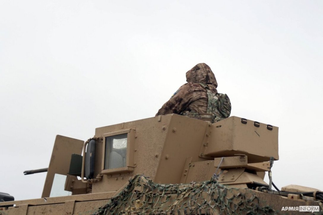 Військова допомога Албанії — Україна отримала 22 бронемашини MaxxPro — фото