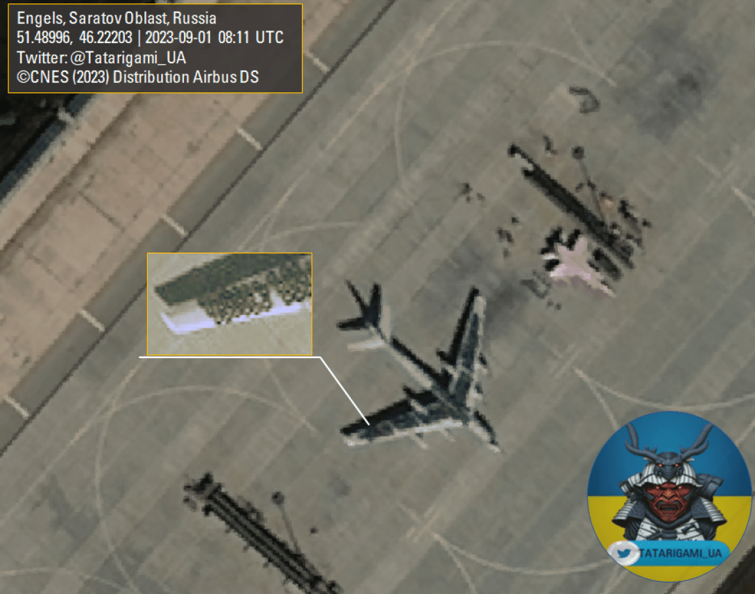 Удары по аэродромам РФ - бомбардировщик Ту-95 защитили шинами - фото