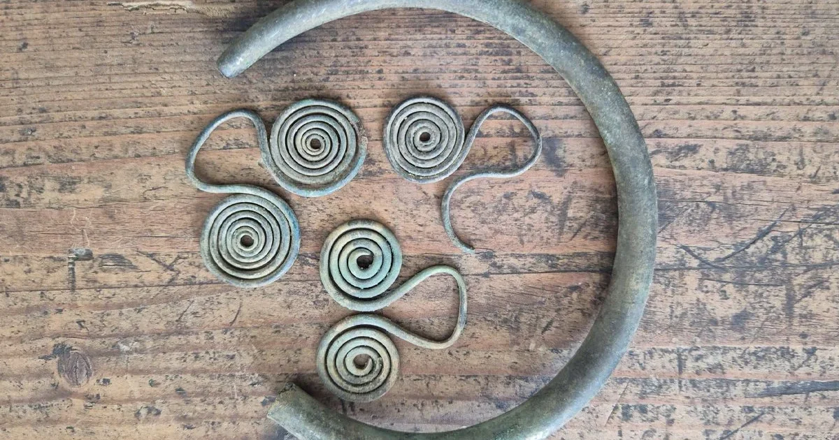 Польские поисковики нашли древний клад: возраст находок до сих пор не ...