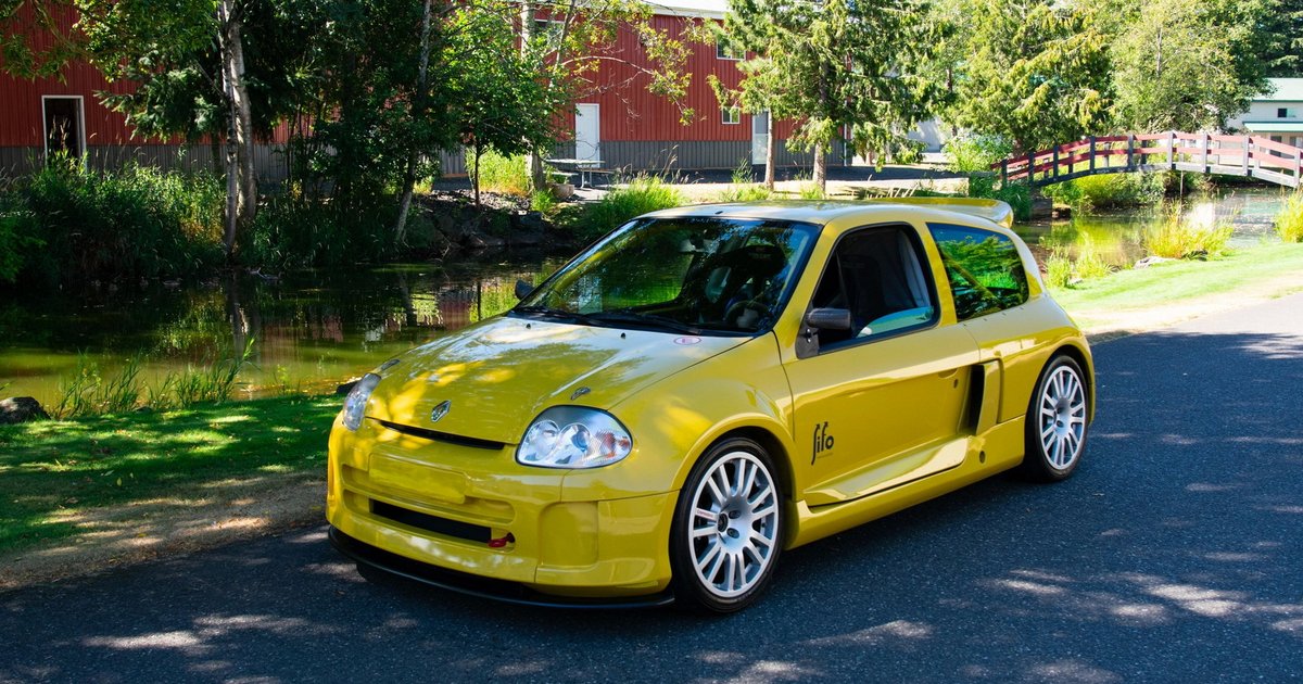 Старый Renault Clio 2001 года продали по цене нового Porsche Cayenne (фото)