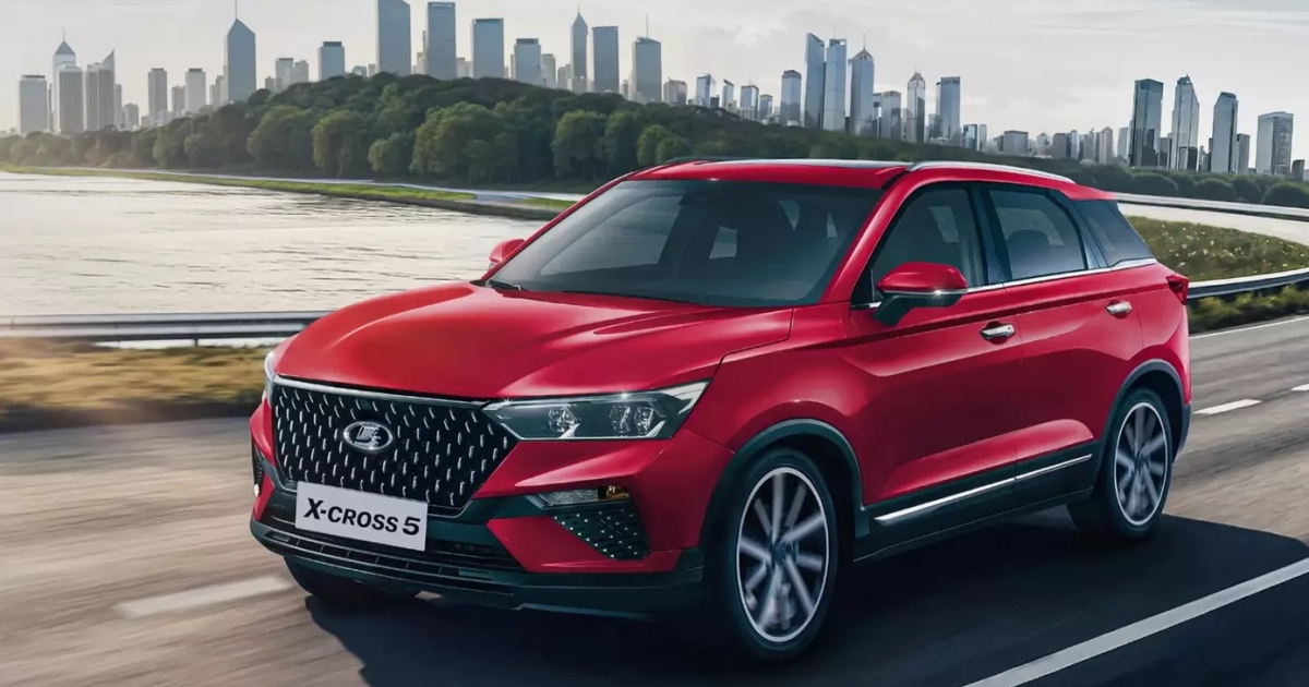 У новій Lada X-Cross 5 залишився логотип китайського FAW — його не можуть замінити (фото)