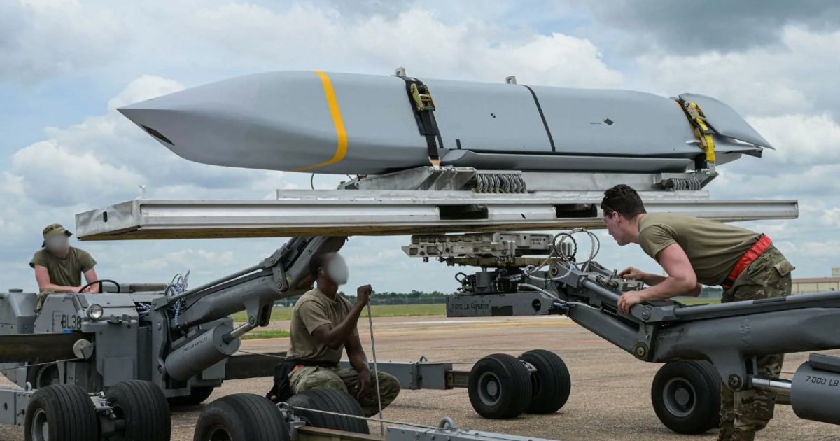 Ракеты JASSM и JSOW-ER: Трамп готовит поставки Украине дальнобойного оружия