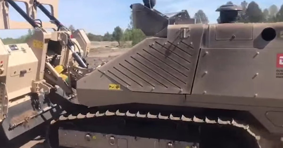 У ЗСУ показали, як працюють розміновувальні машини GCS-200 - відео