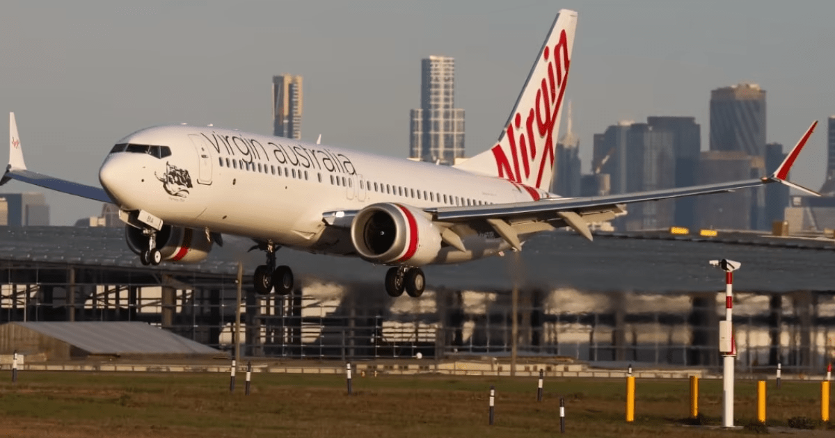 Самолет вернулся в аэропорт из-за голого пассажира, который бегал по салону