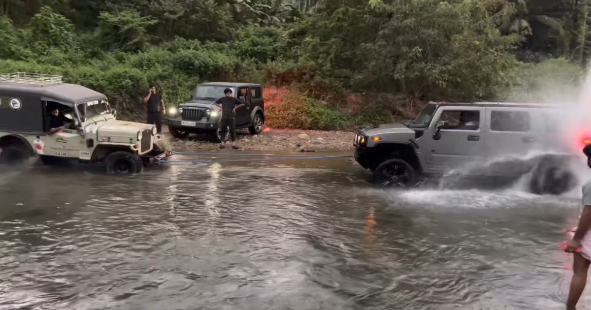 Маленький индийский внедорожник Mahindra Major вытащил из воды Hummer H2