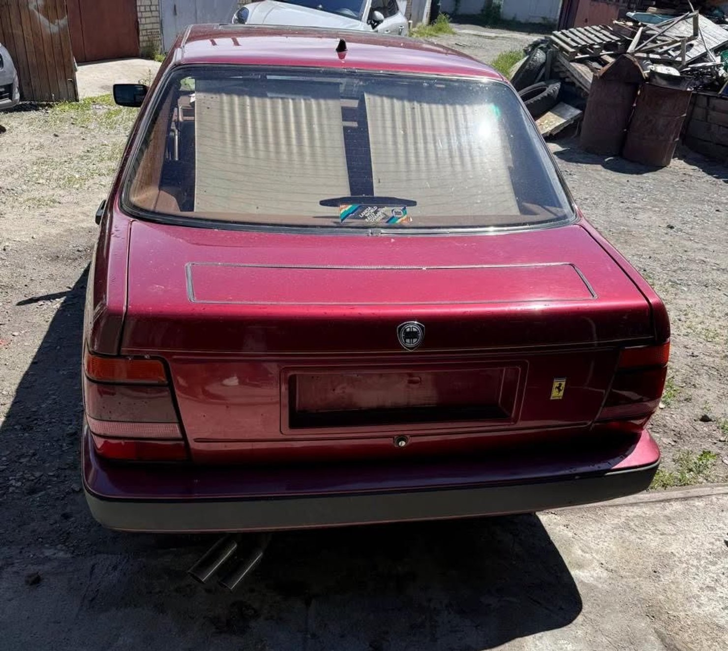 Седан Lancia Thema 8.32 із двигуном Ferrari V8 продали в Україні — фото