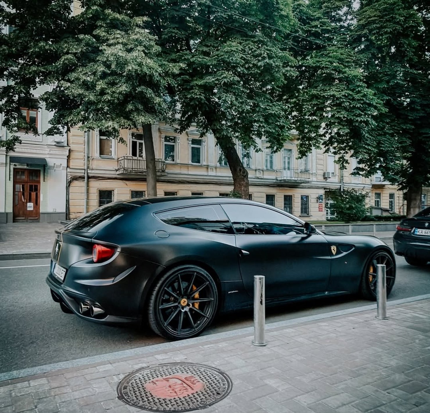 Чотиримісний суперкар Ferrari FF з повним приводом сфотографували в Києві