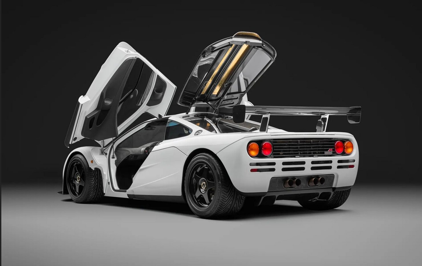 Культовый суперкар McLaren F1 1994 продали за $25,3 миллиона — фото
