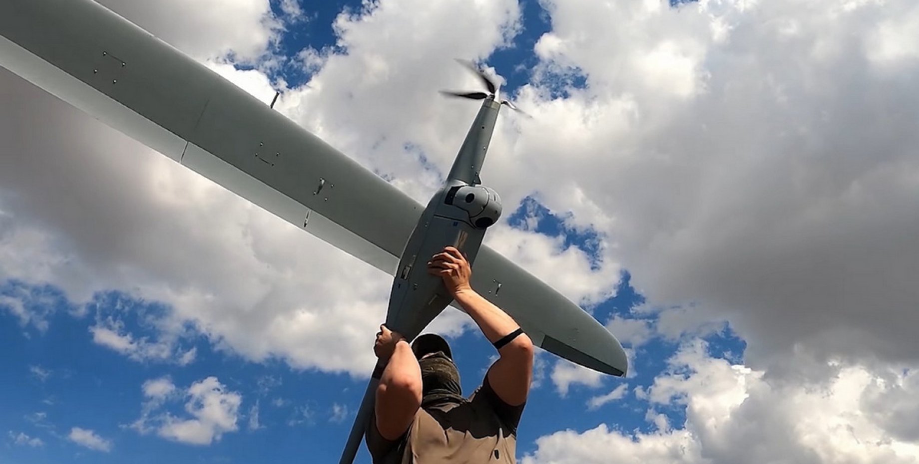 «Парусная яхта в воздухе»: военный показал, как ВСУ применяют польские БПЛА FlyEye 3.0 (видео)