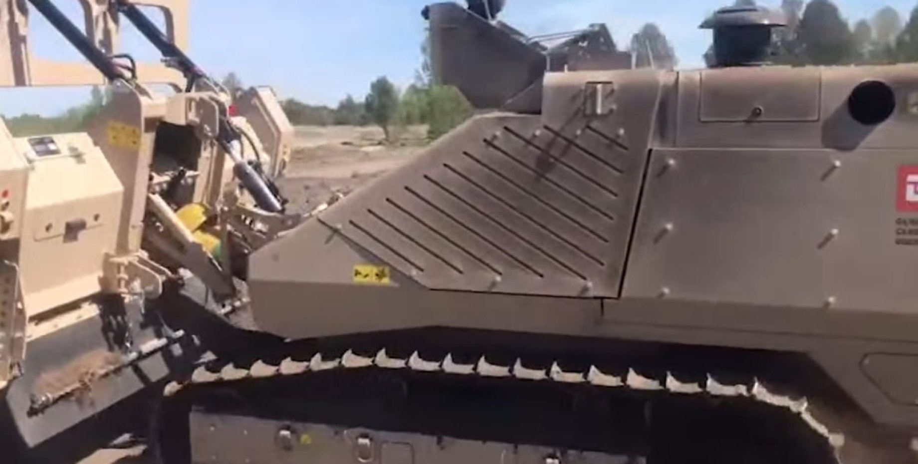 У ЗСУ показали, як працюють розміновувальні машини GCS-200 - відео