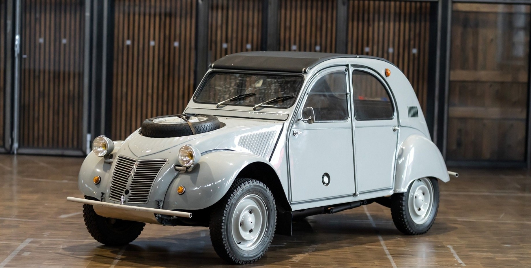 Непримітний 62-річний Citroen 2CV продають за ціною нового Porsche ...