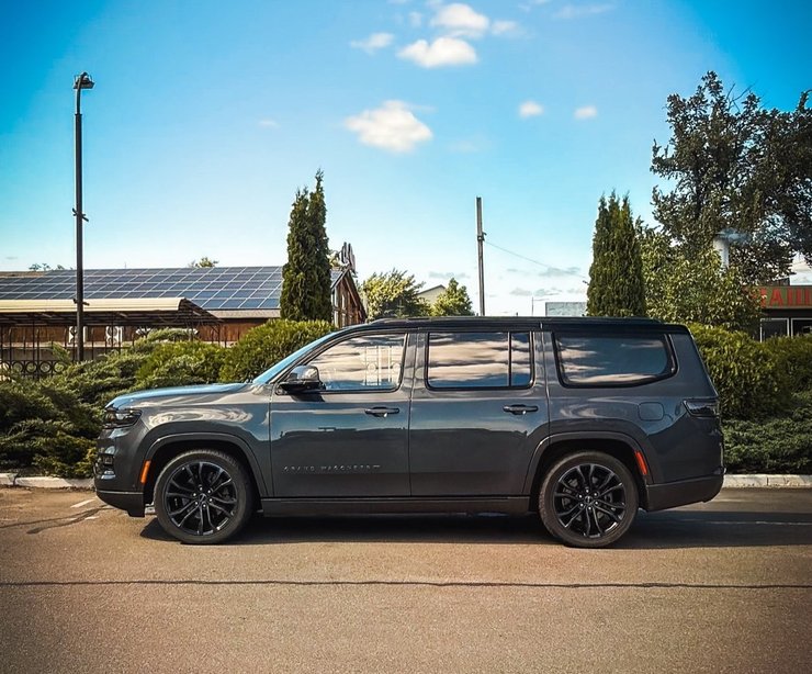 Новий Jeep Grand Wagoneer на 478 сил засвітився в Україні — фото
