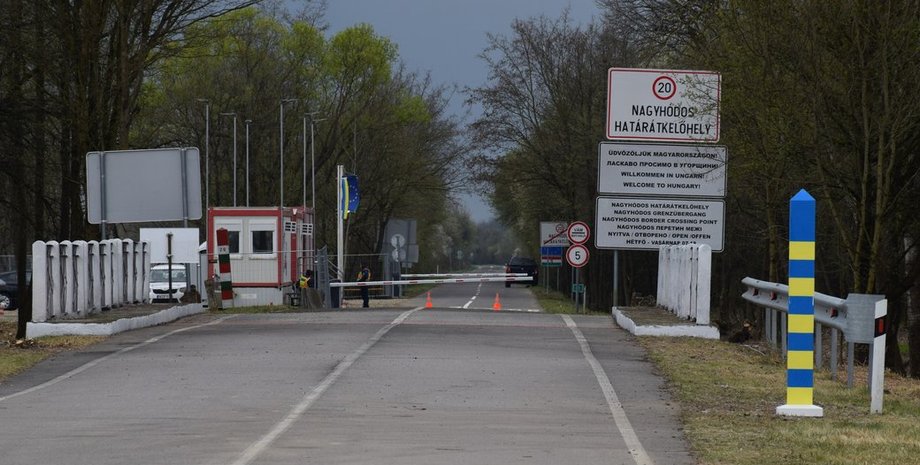 На Закарпатті мобілізований адвокат протаранив шлагбаум на кордоні та втік в Угорщину. Читайте ...