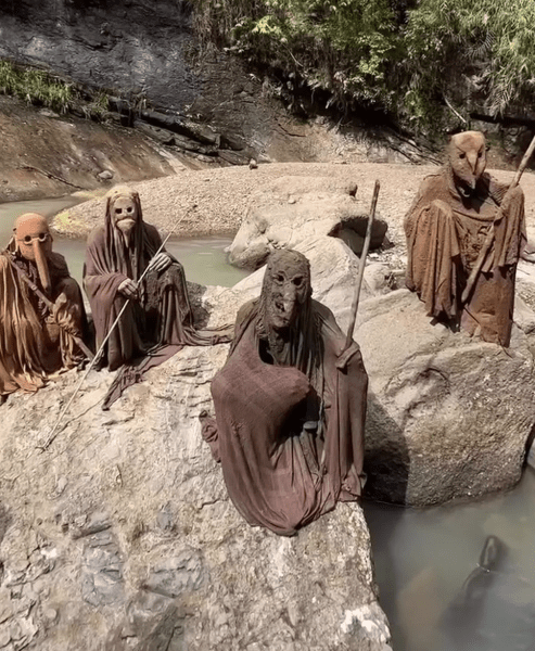 Охраняет священный водопад: блогер показал «самое страшное племя» в ...